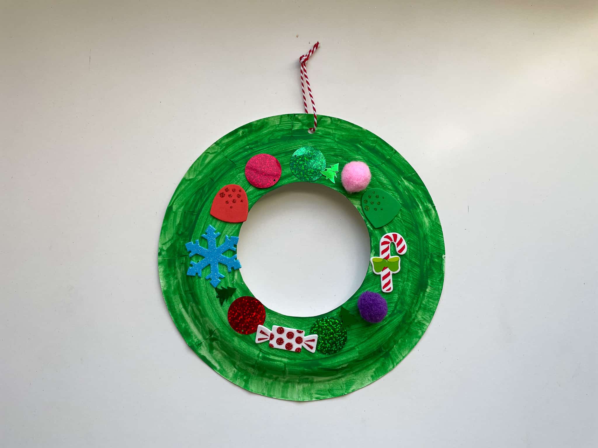 Easy DIY Paper Christmas Wreath for Toddlers & Preschoolers ...